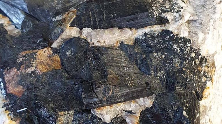 Czarny turmalin – jak rozpoznać prawdziwy kamień i unikać podróbek ...