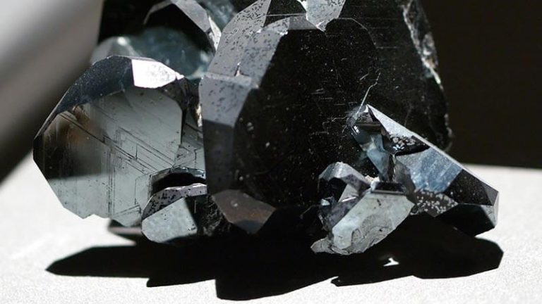 Hematyt – Właściwości, Znaczenie i Kolory. Co Warto Wiedzieć o Tym ...